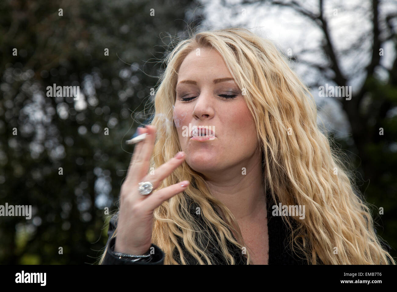 Professional smokers hi-res stock photography and images - Alamy