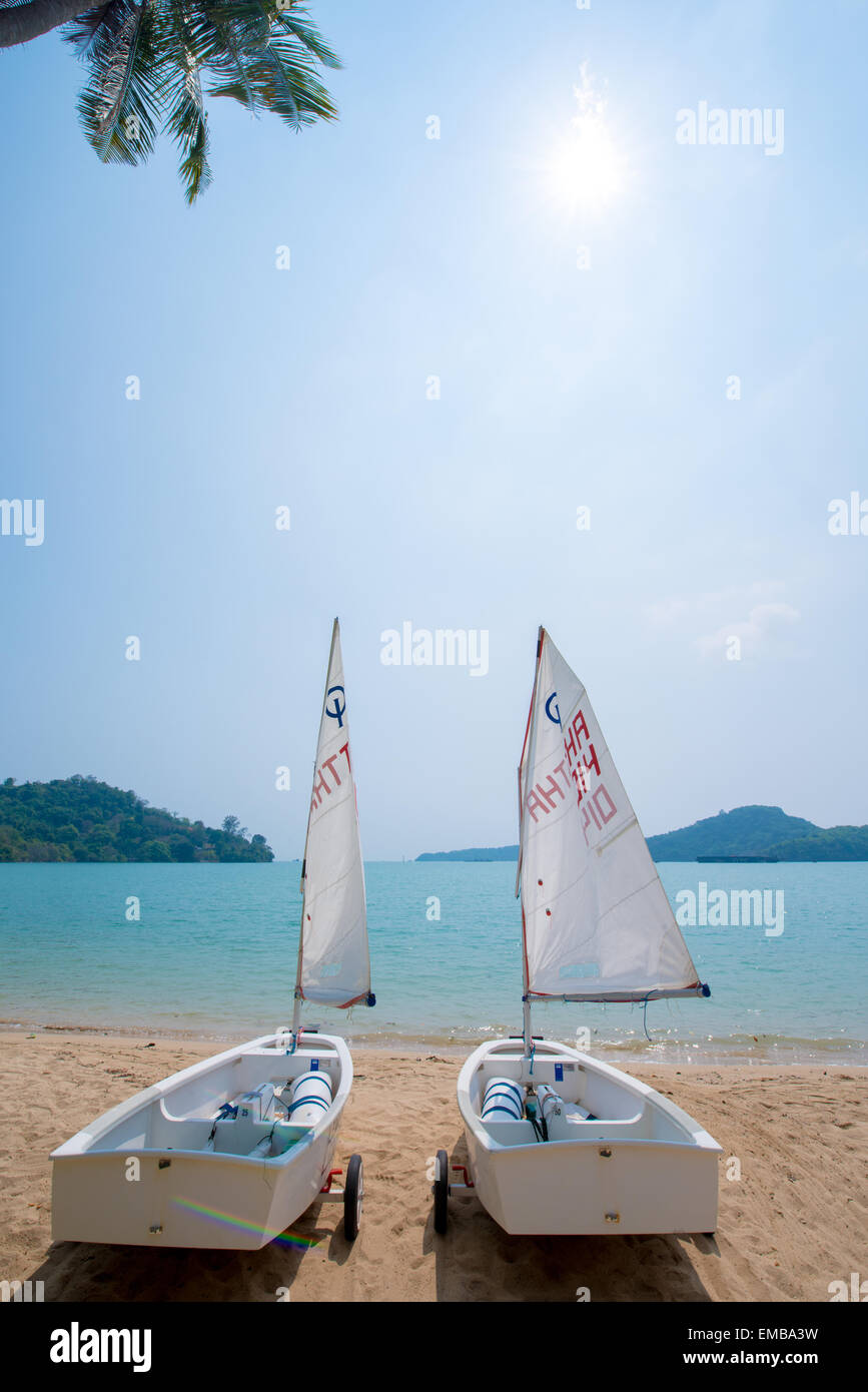 Sailboats on beach hi-res stock photography and images - Alamy