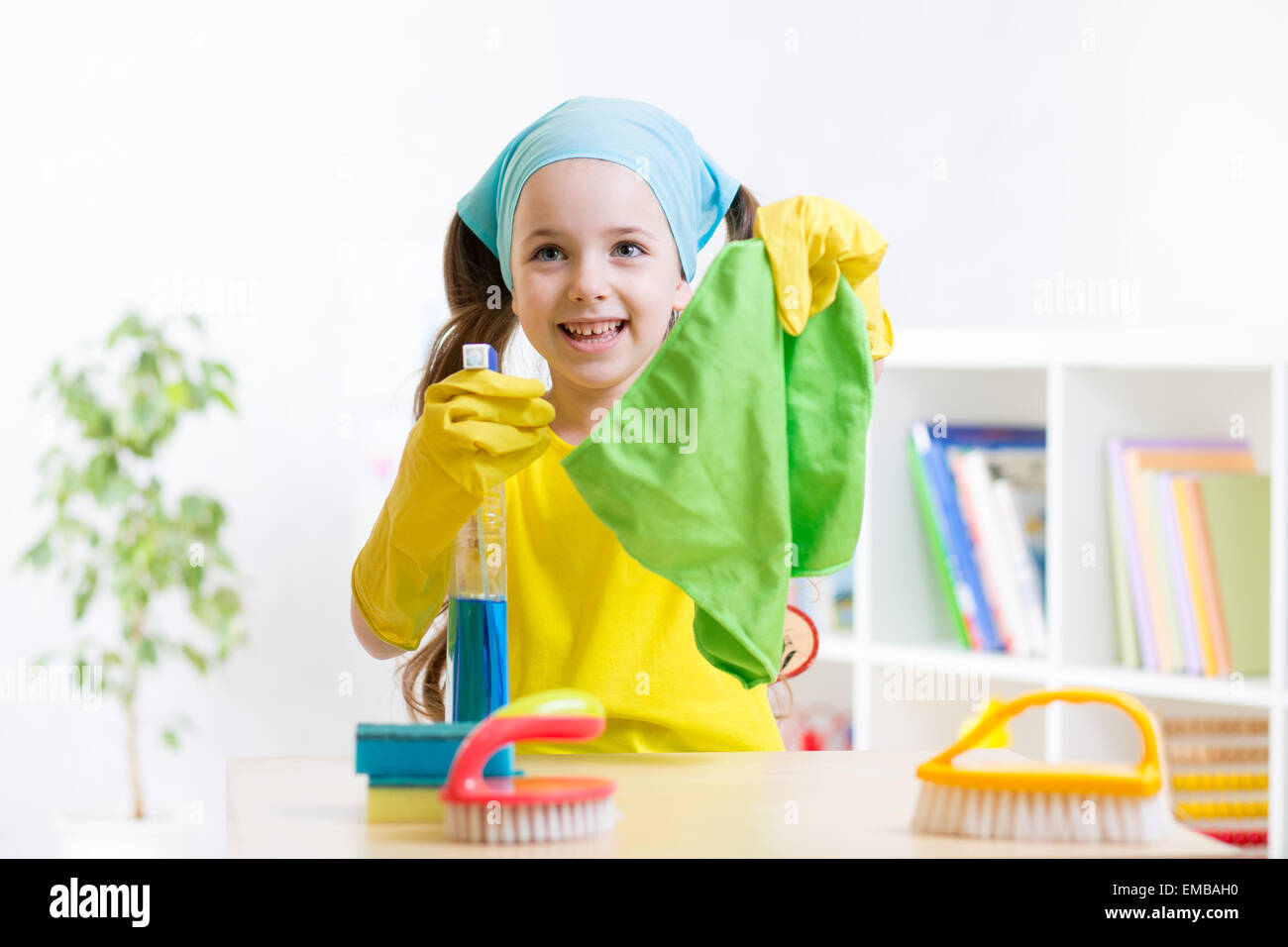 Little girl cleaning at home Stock Photo - Alamy