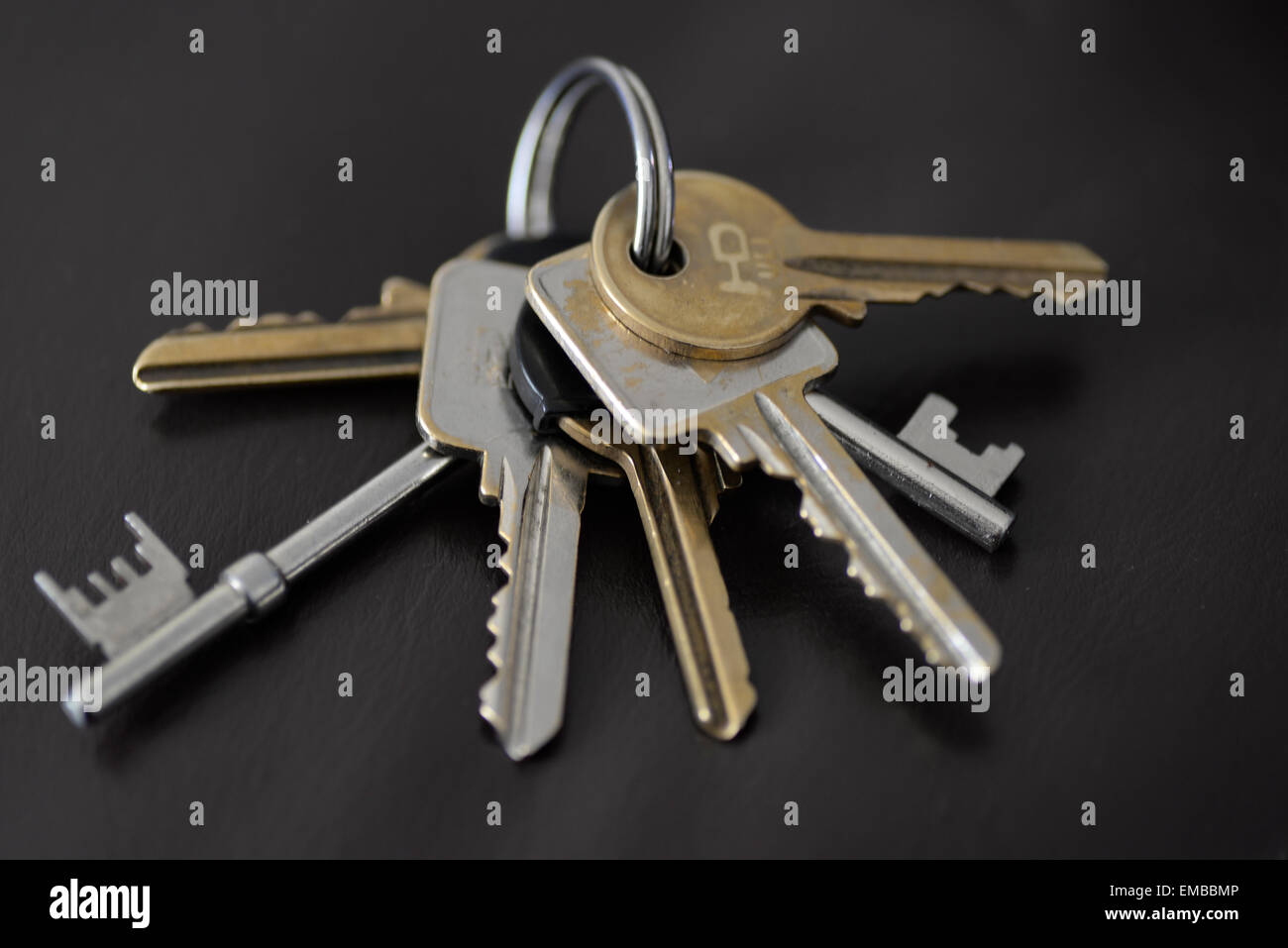 Keys on leather sofa Stock Photo - Alamy