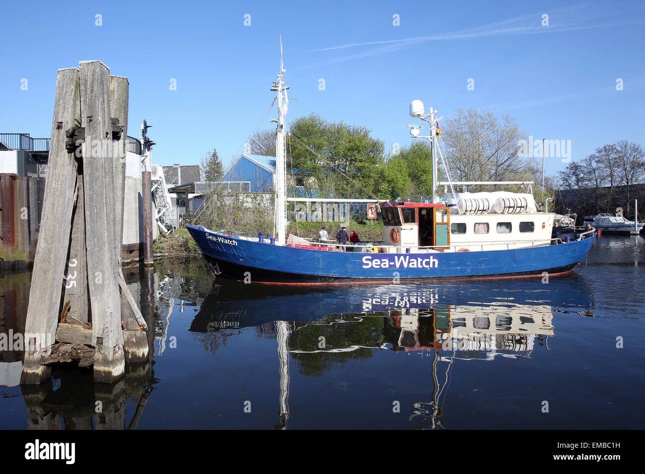The ship 'Sea Watch' drives into a lock in the inland harbor in Hamburg ...