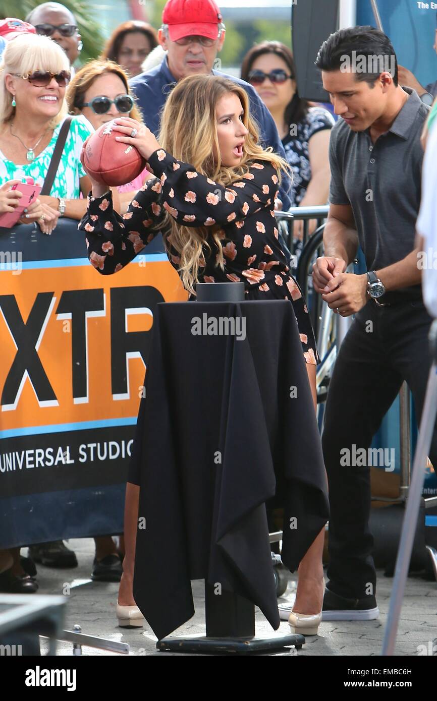 Jesse Decker appears on 'Extra' Featuring: Jesse Decker,Mario Lopez ...