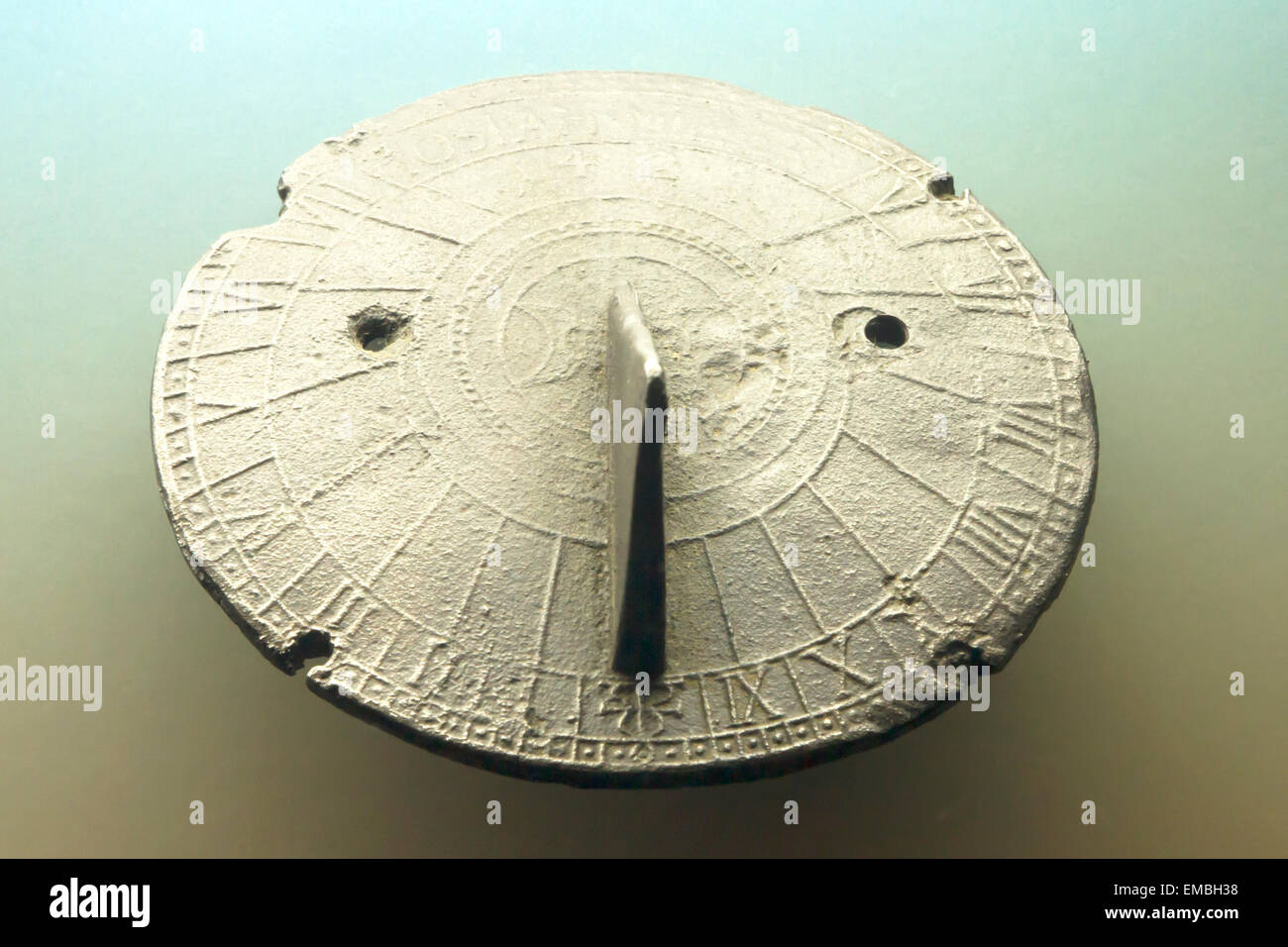 Sun dial hi-res stock photography and images - Alamy