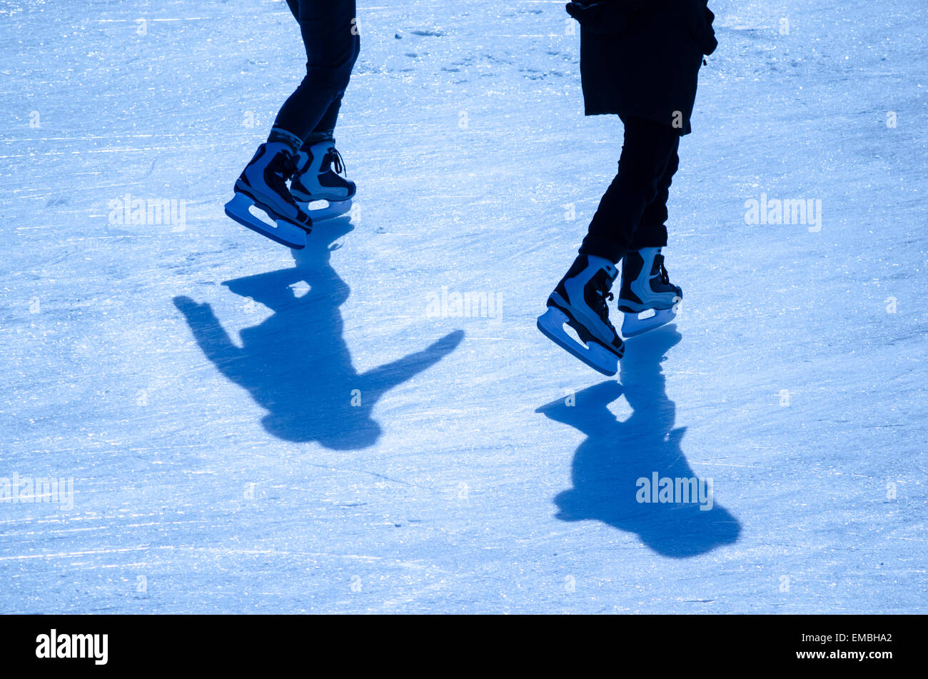 People on ice skates hi-res stock photography and images - Alamy