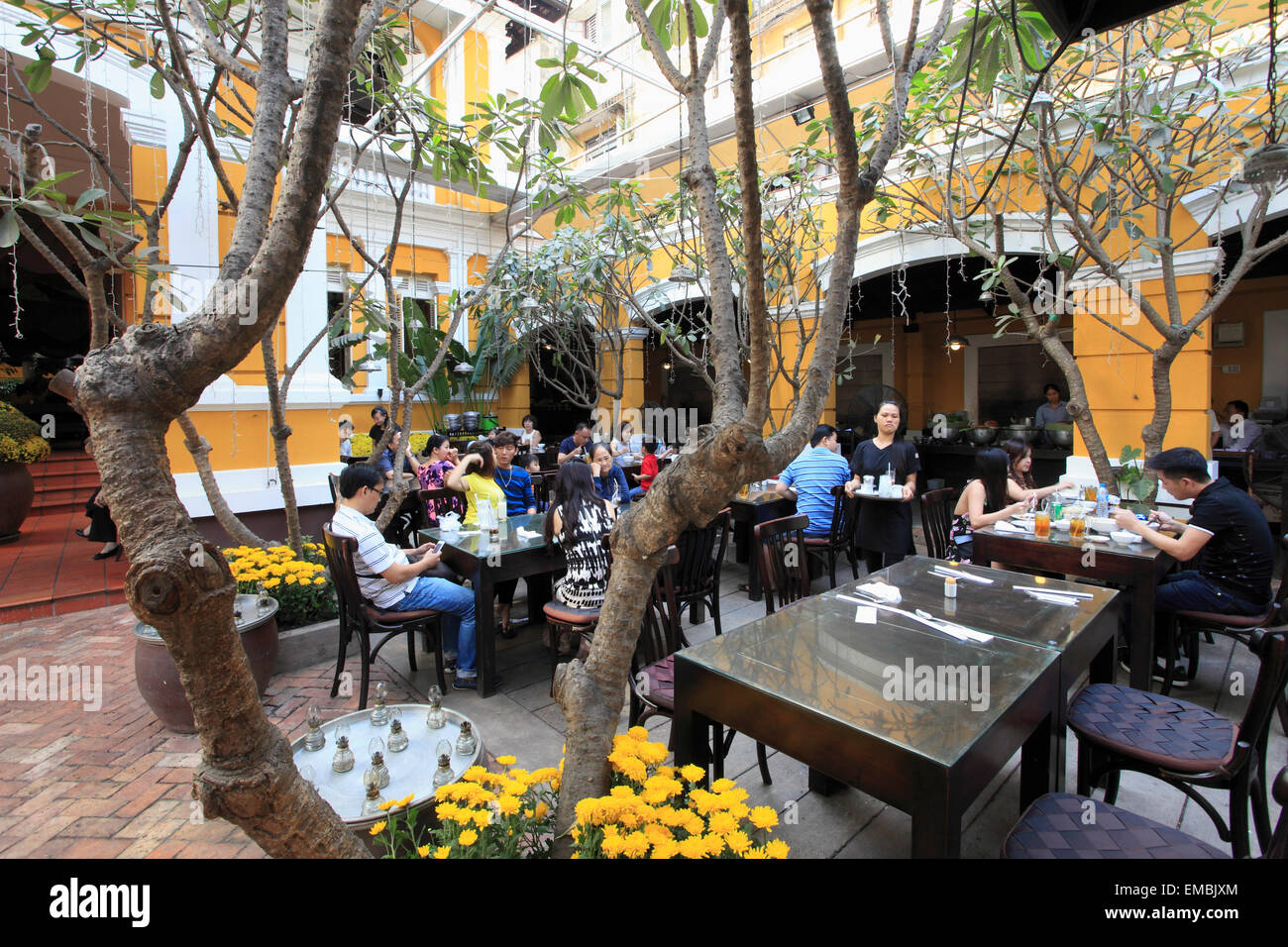 Vietnam, Ho Chi Minh City, Saigon, outdoor restaurant Stock Photo - Alamy