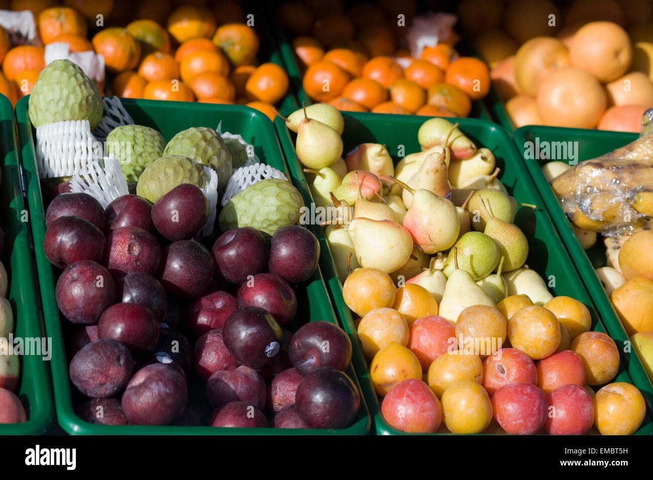 Fresh vegetable displays hi-res stock photography and images - Alamy