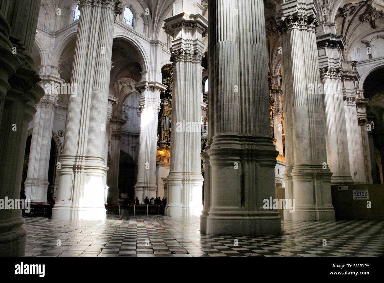 White church interior hi-res stock photography and images - Alamy