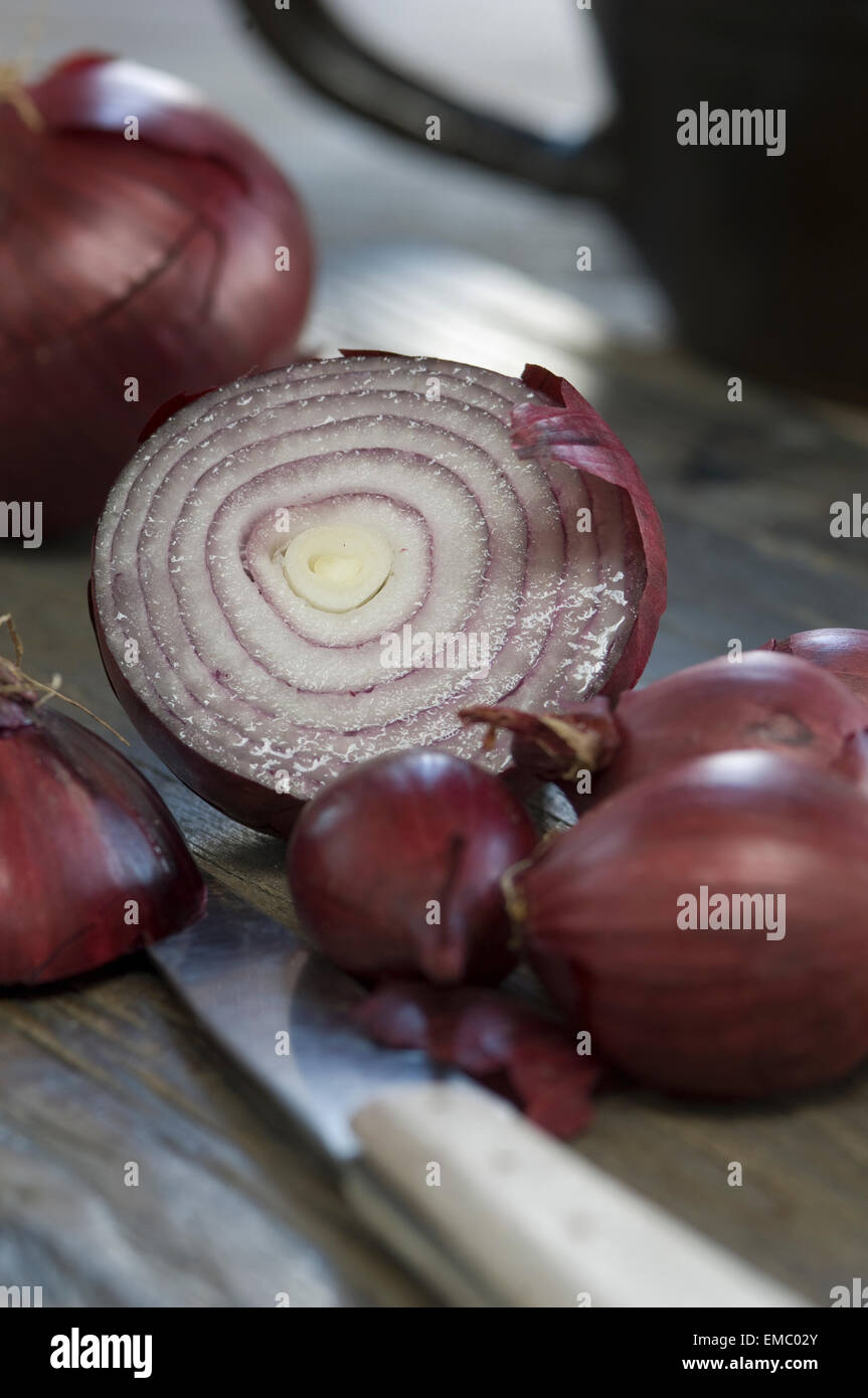 Whole and sliced red onions Stock Photo - Alamy