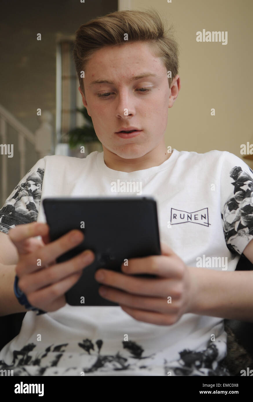 Viewing ipad screen hi-res stock photography and images - Alamy