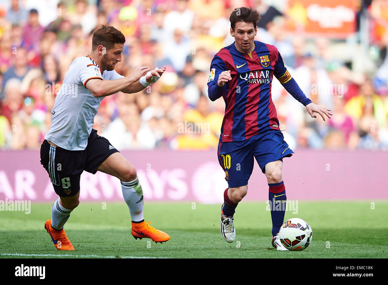 Shkodran Mustafi (Valencia CF) duels for the ball against Lionel Messi ...