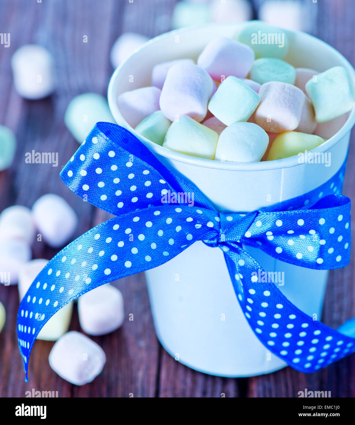 marshmallows in cup and on a table Stock Photo - Alamy