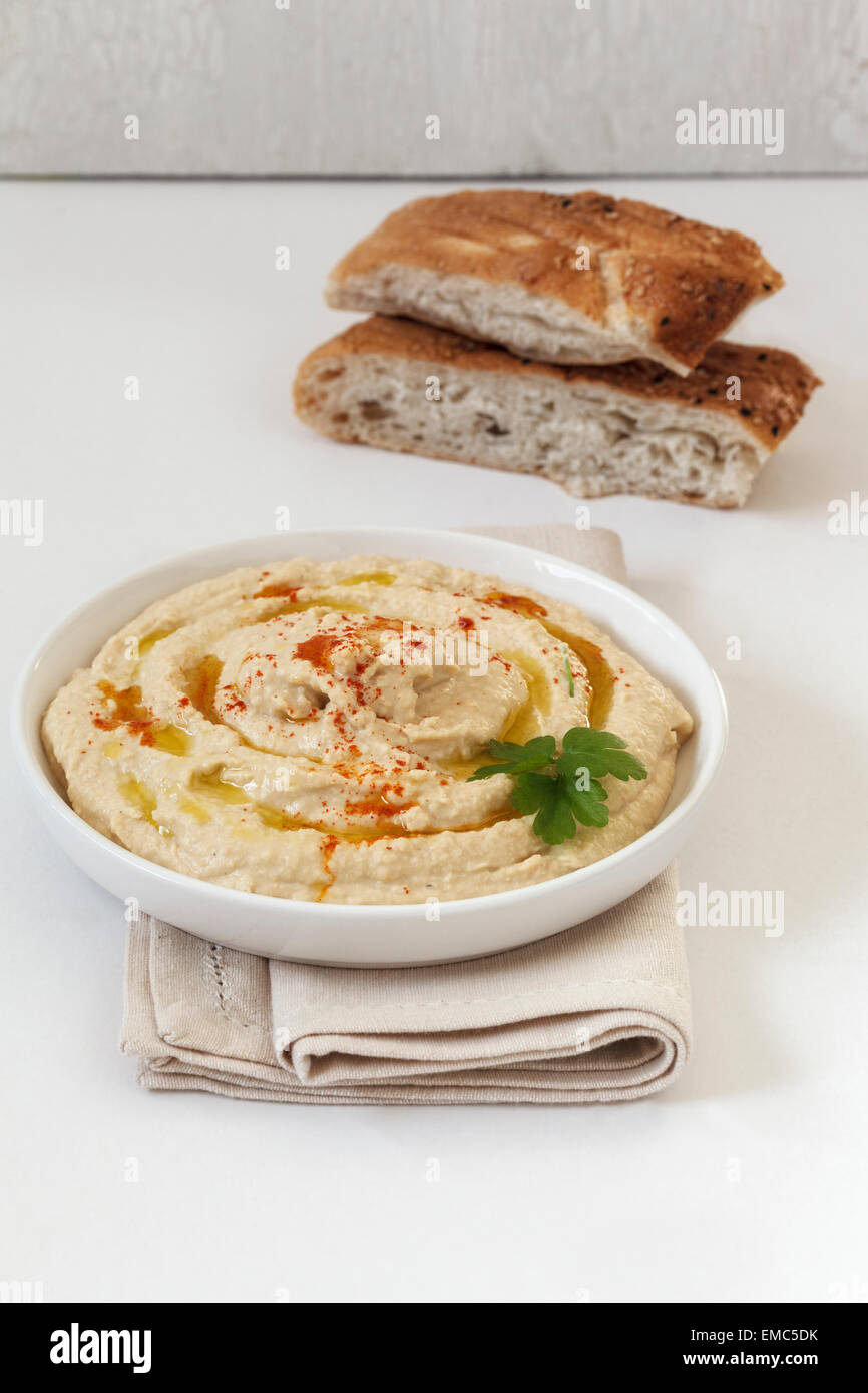 Hummus and bread Stock Photo - Alamy