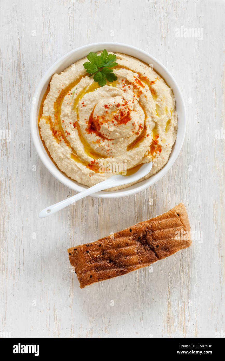 Hummus and bread Stock Photo - Alamy