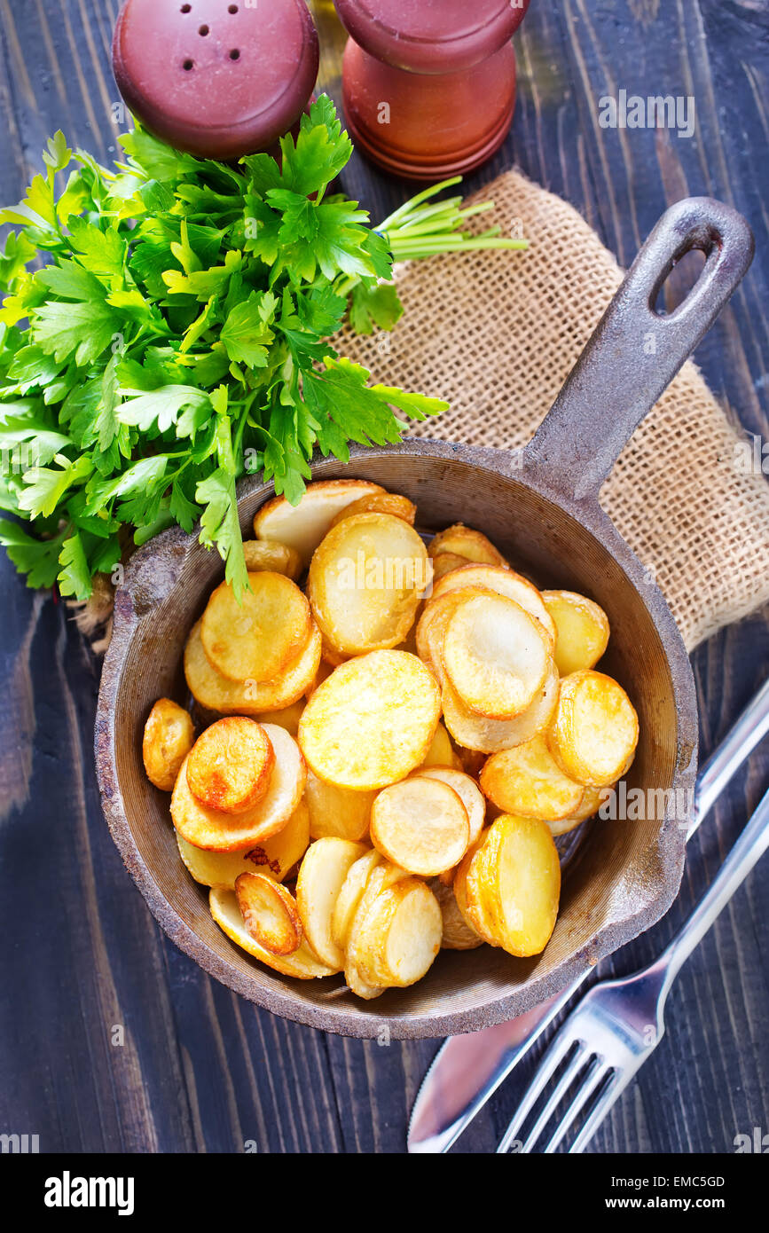 fried potato in pan and on a table Stock Photo - Alamy