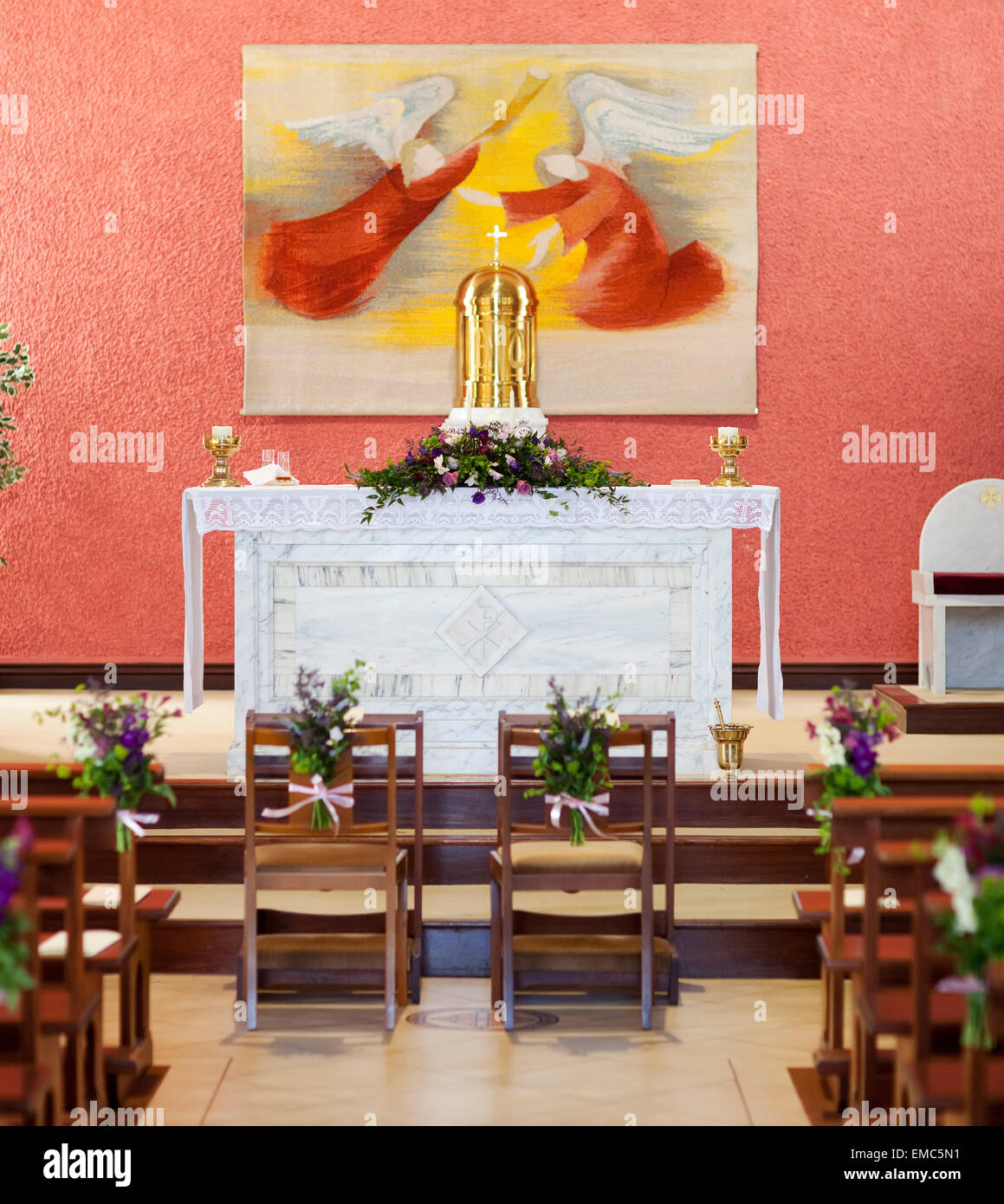 Altar gold decorated interior hi-res stock photography and images - Alamy