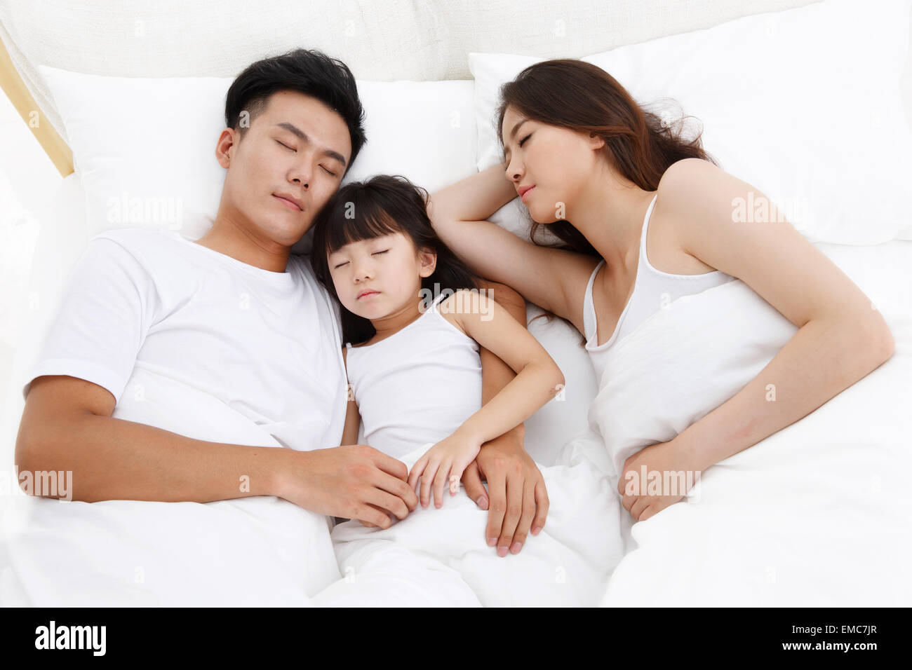 Family of three people sleeping in one bed hi-res stock photography and ...