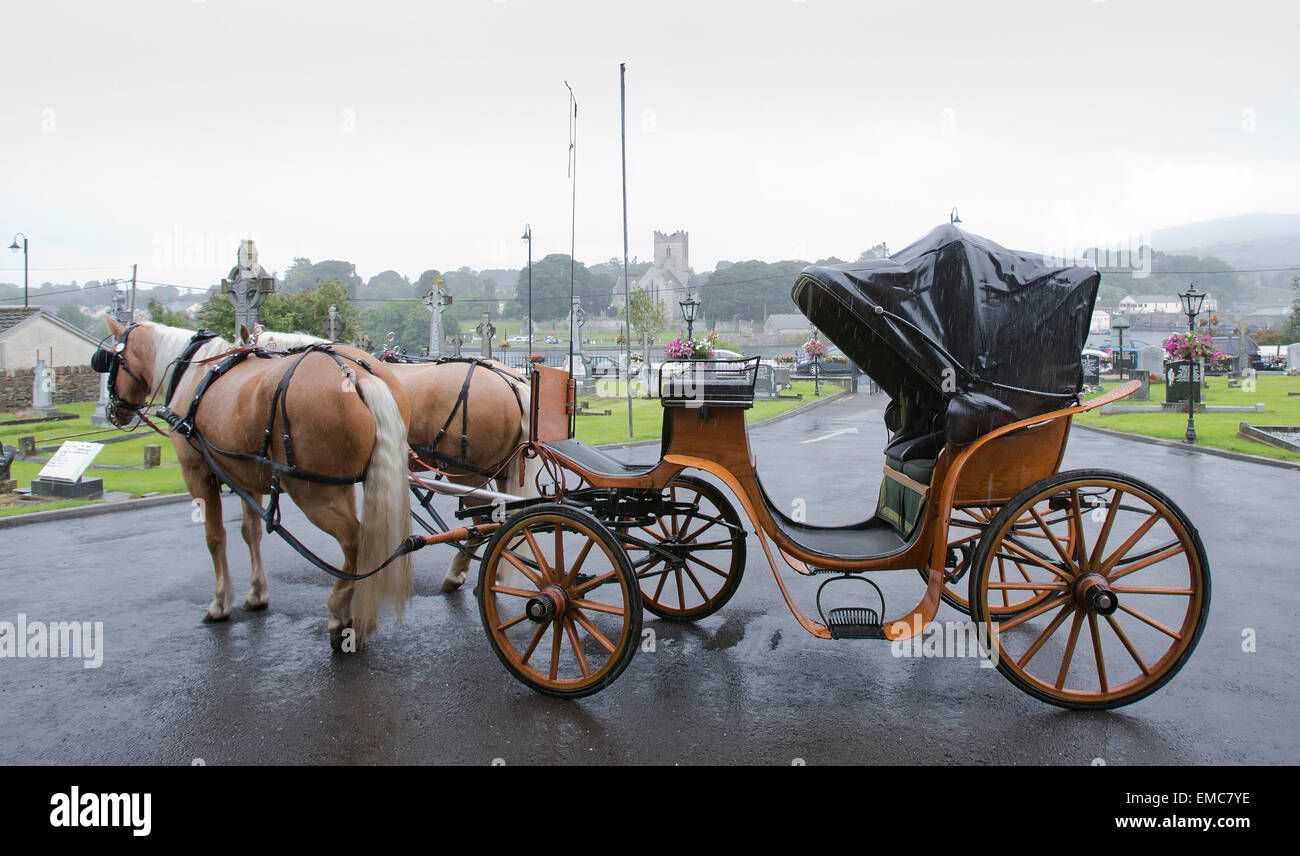 horse carriage for wedding couple Stock Photo - Alamy