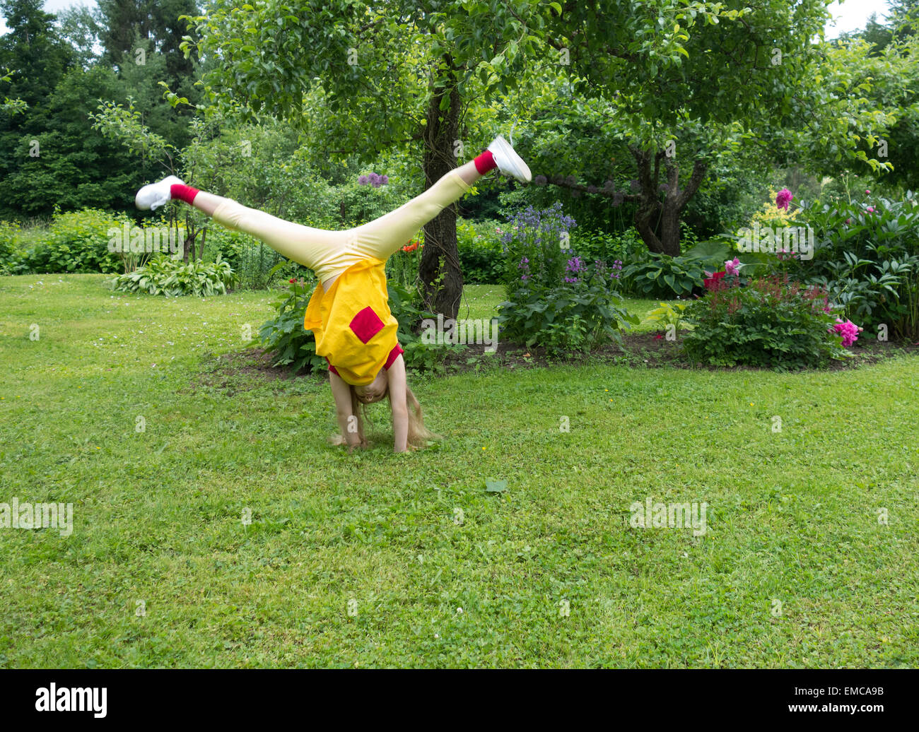 Cartwheel child hi-res stock photography and images - Alamy