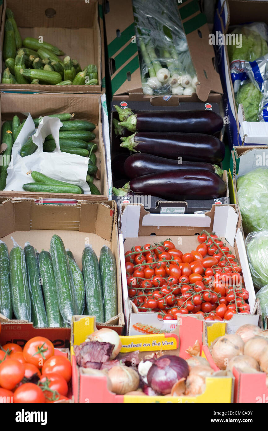 Fresh vegetable displays hi-res stock photography and images - Alamy