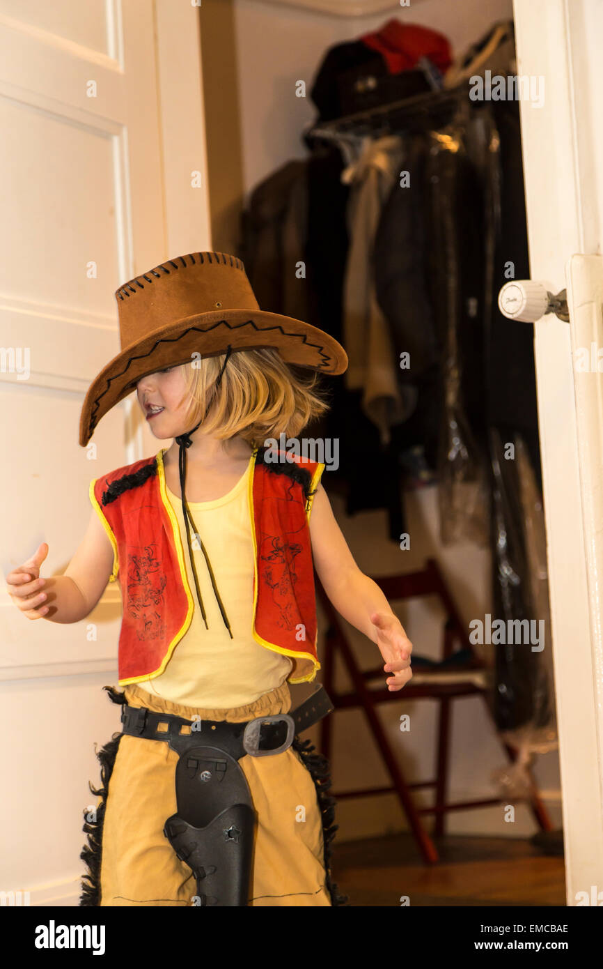 Little girl dressed up as cowboy Stock Photo - Alamy