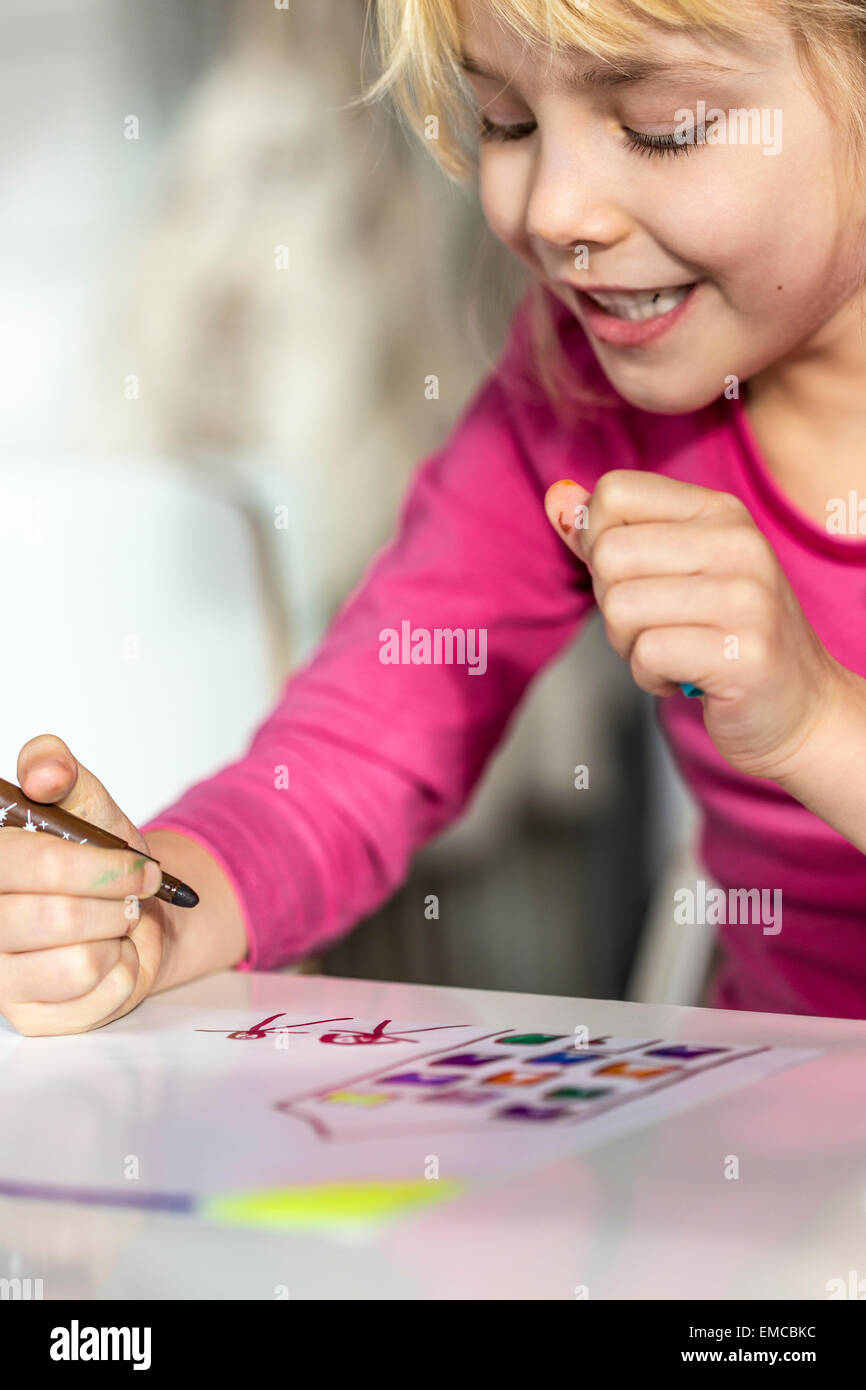 Girl drawing a picture Stock Photo - Alamy