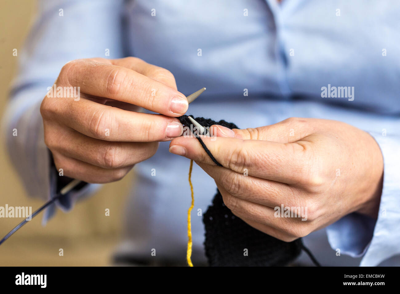 Hands of oman knitting pullover Stock Photo - Alamy