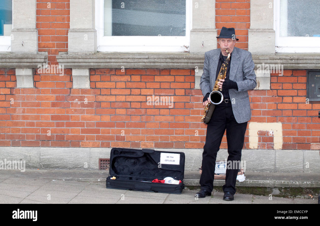 Tenor saxophone hi-res stock photography and images - Alamy