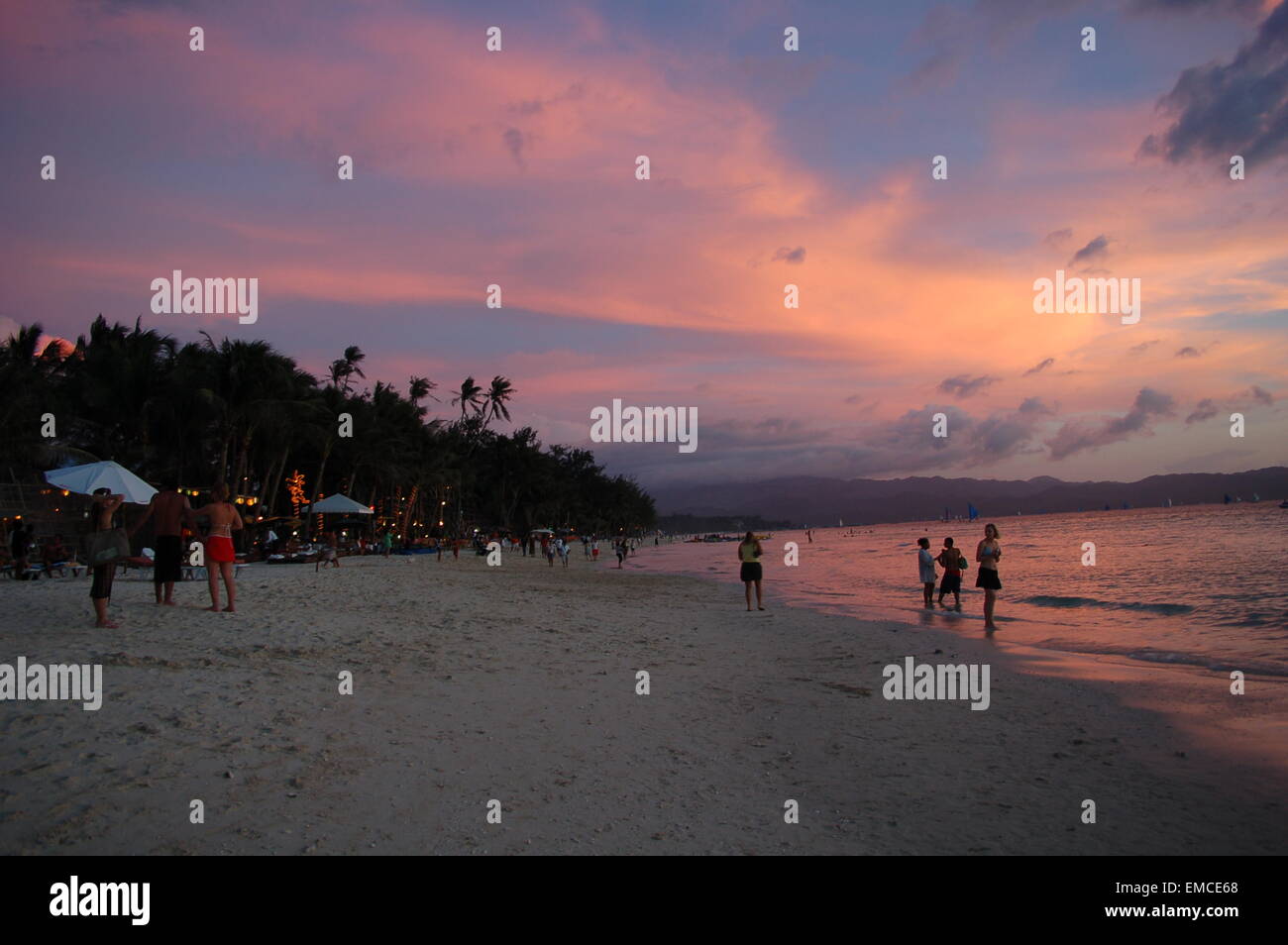 A beautiful sunset over White Sands Beach, Boracay, the Philippines ...