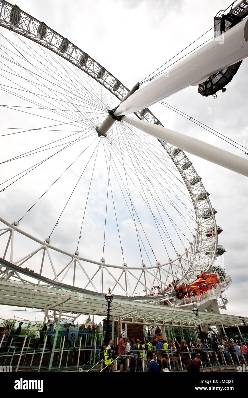 London eye construction hi-res stock photography and images - Alamy