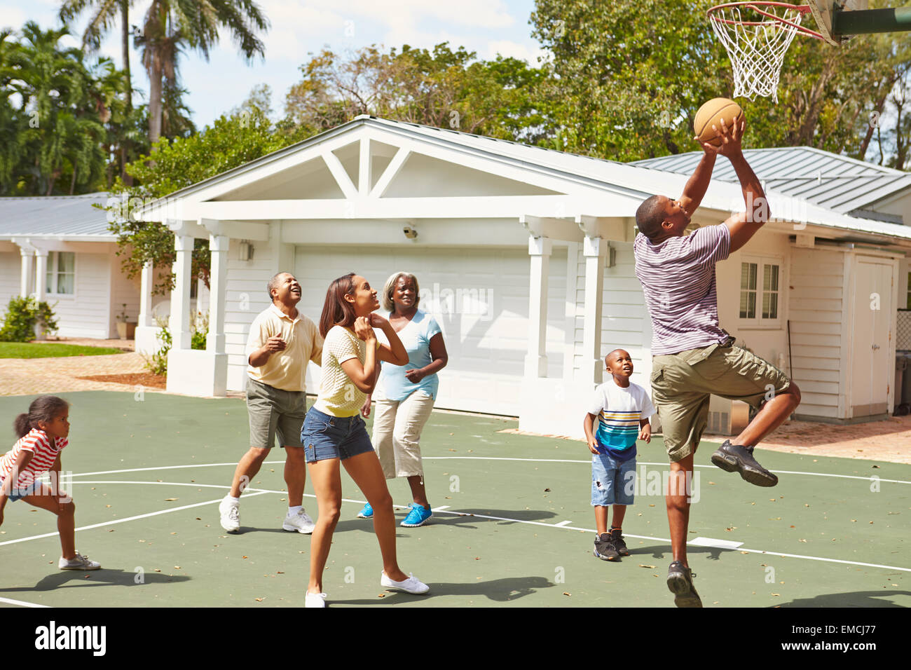 Family playing basketball hi-res stock photography and images - Alamy
