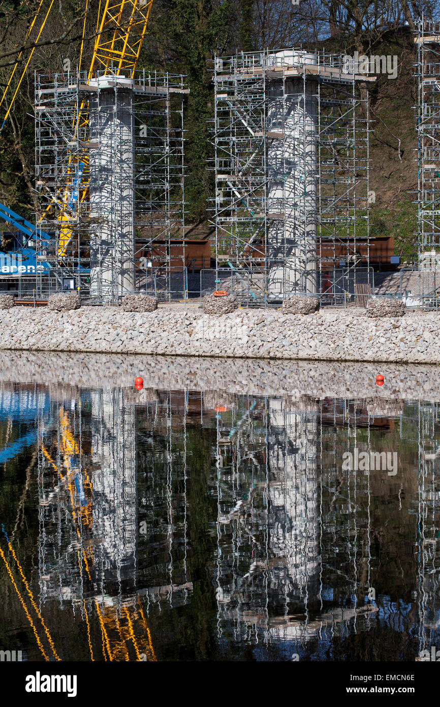 Steel bridge stanchions hi-res stock photography and images - Alamy