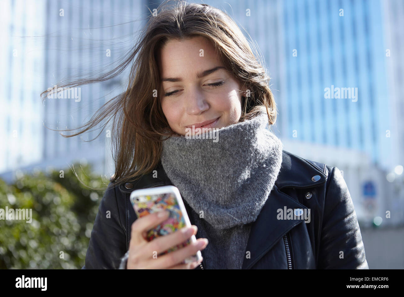 Germany, Dusseldorf, Young woman holding smart phone Stock Photo - Alamy