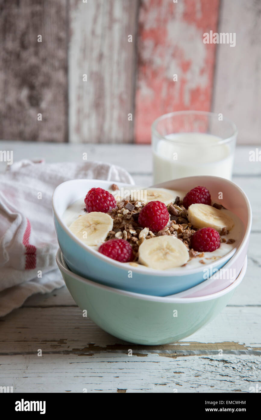 Yoghurt with muesli, raspberries and bananas Stock Photo - Alamy