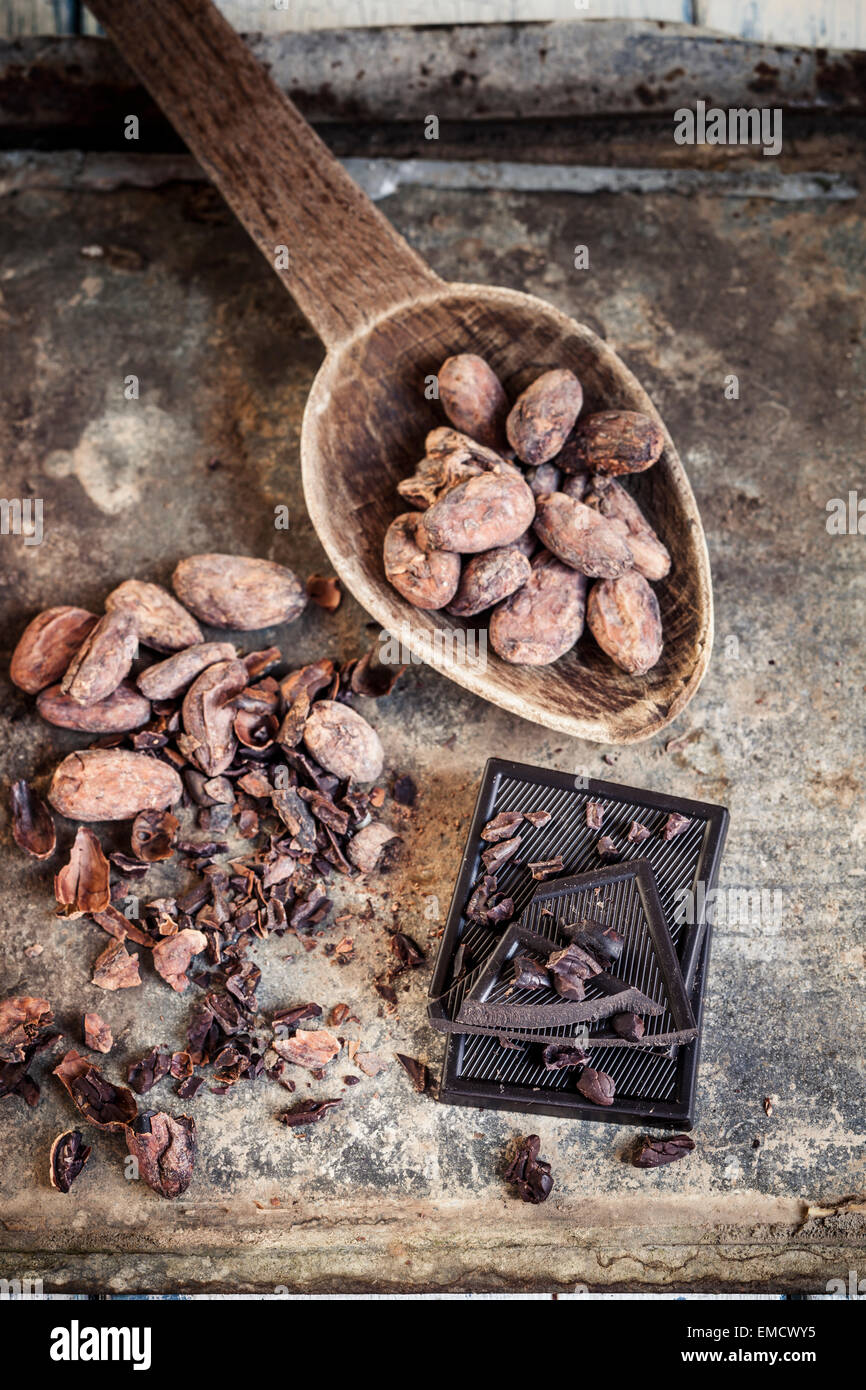 Crushed and whole cocoa beans and dark chocolate Stock Photo - Alamy
