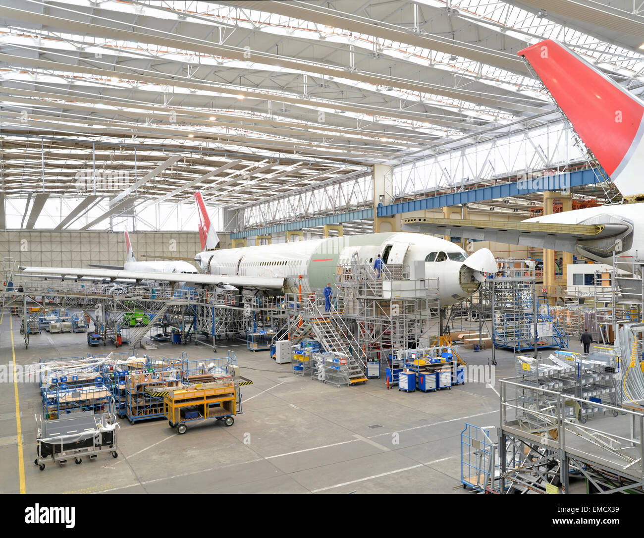Airplane construction in a hangar Stock Photo - Alamy