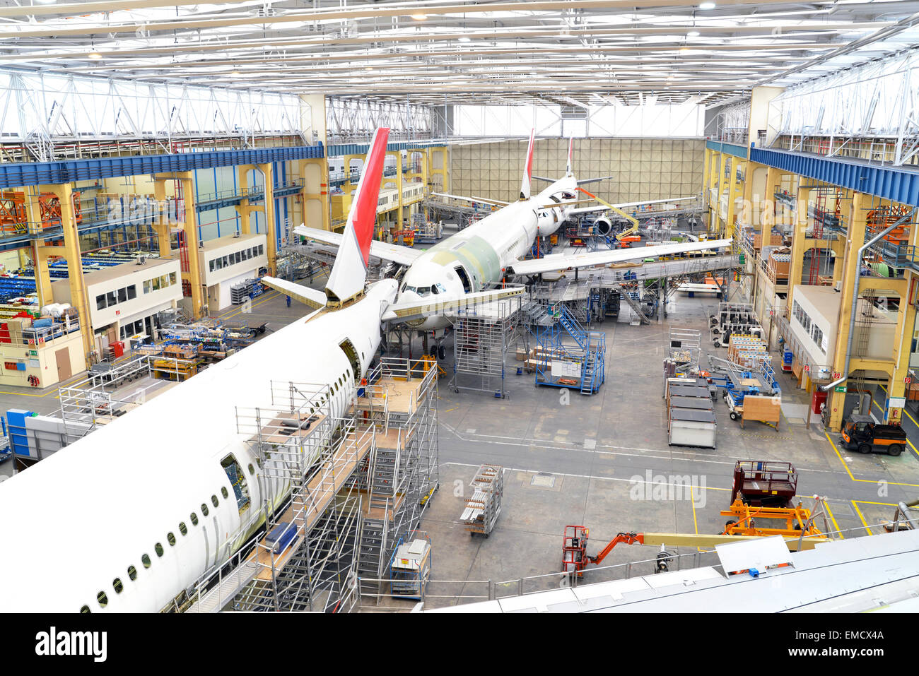 Airplane construction in a hangar hi-res stock photography and images ...