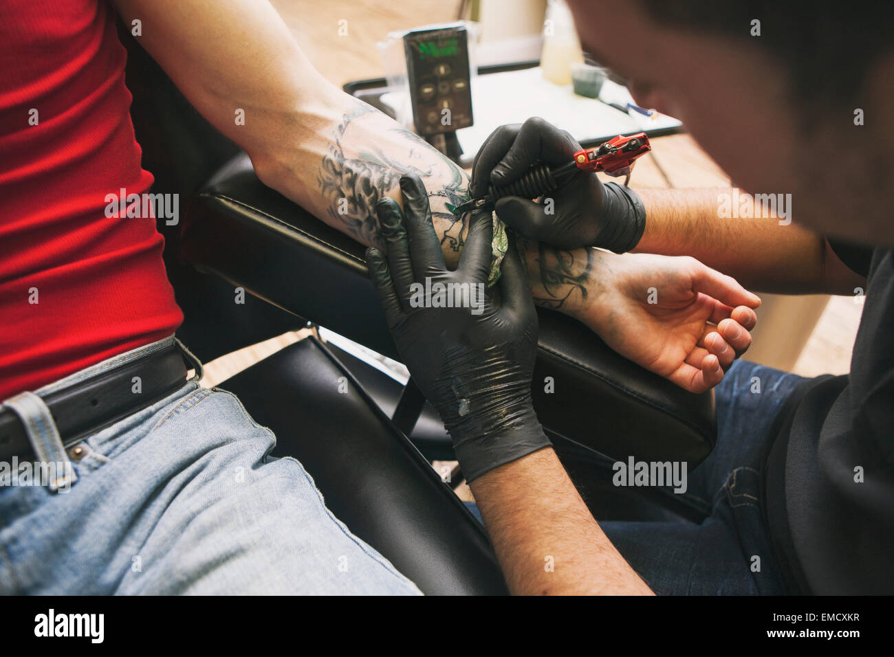 Tattoo artist at work Stock Photo - Alamy