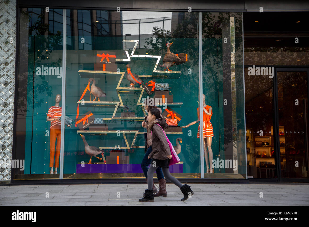 Pedestrians window shopping hi-res stock photography and images - Alamy