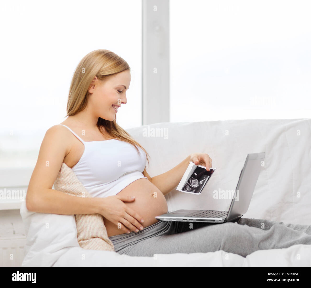 smiling pregnant woman with laptop computer Stock Photo - Alamy