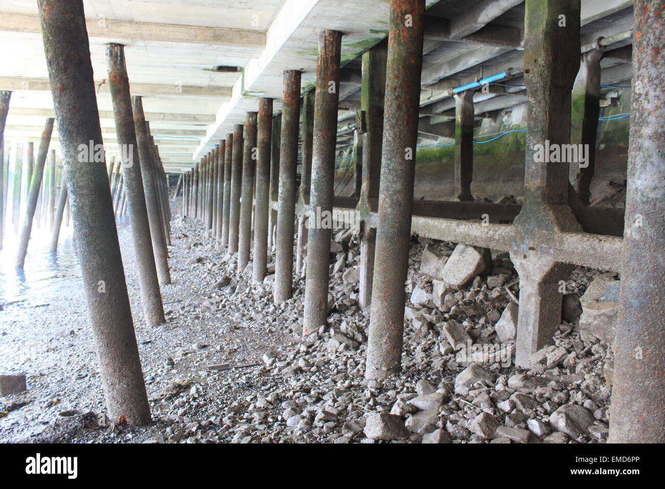 posts holding up newlyn pier from underneath at low tide Stock Photo ...