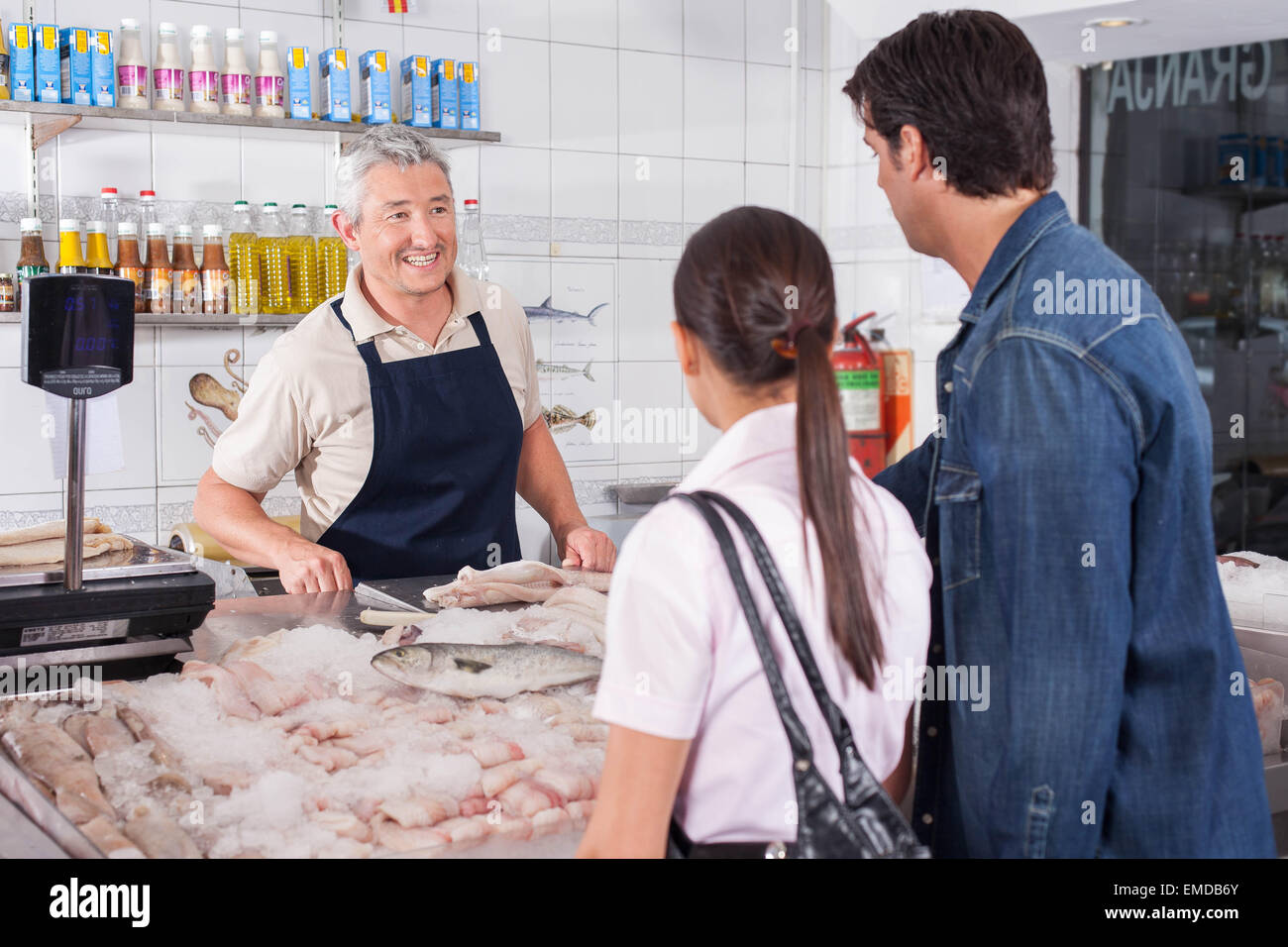 Couple buying fish Stock Photo - Alamy
