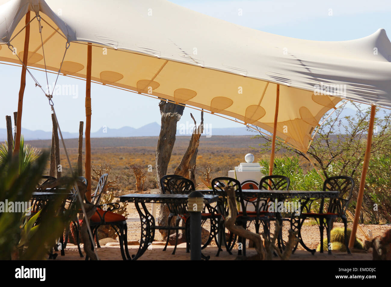 Bush tent hi-res stock photography and images - Alamy