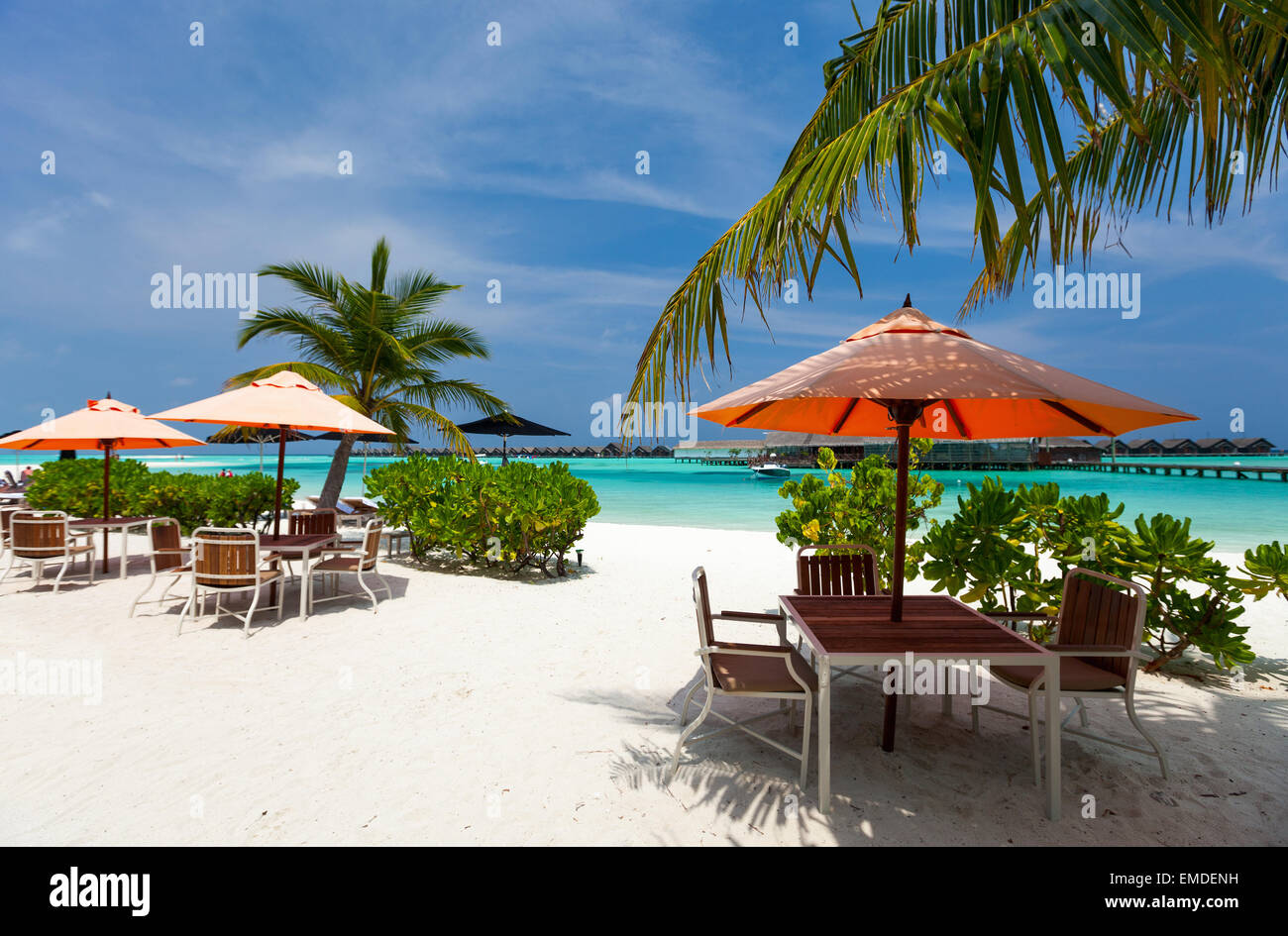 Outdoor dining beach sea coast hi-res stock photography and images - Alamy