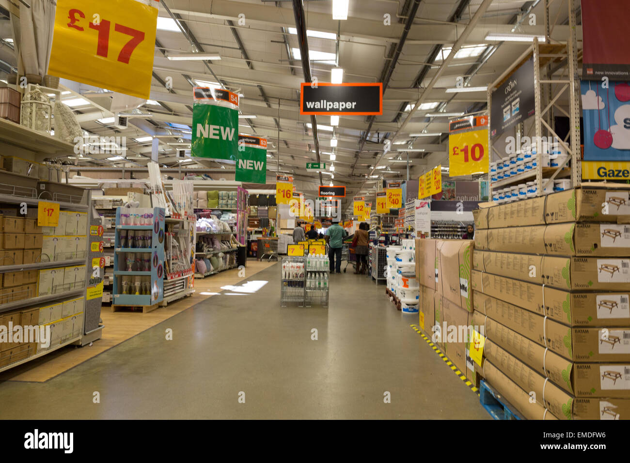 The main aisle at a B&Q warehouse in Beckton London E6 Stock Photo - Alamy
