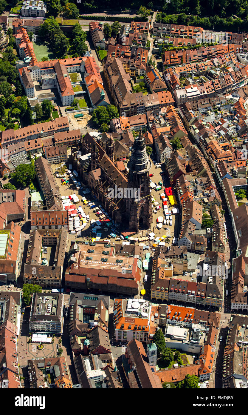 Historic centre with Freiburg Minster and marketplace, Freiburg im ...