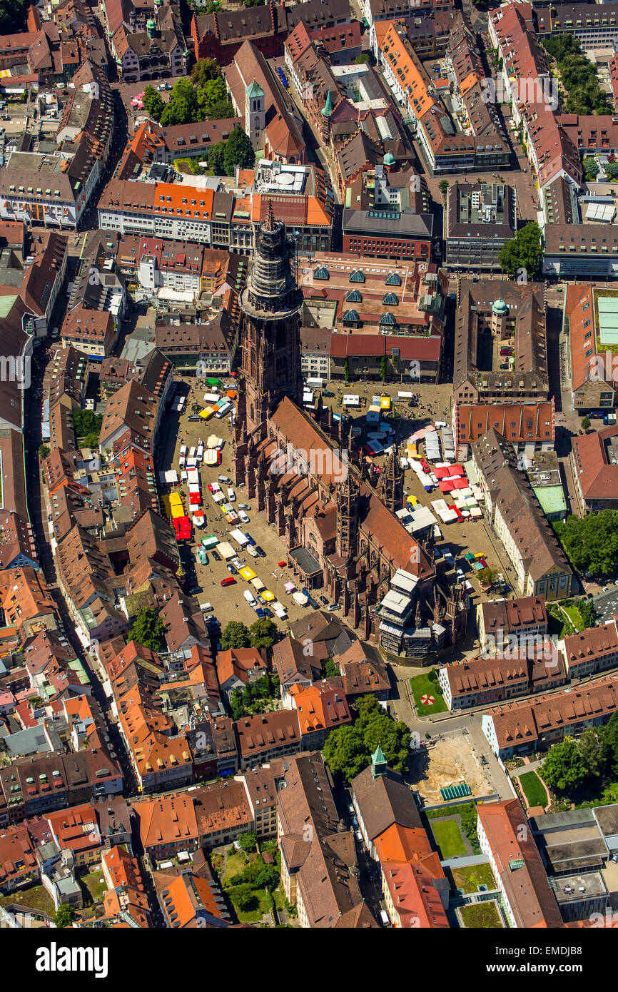 Historic centre with Freiburg Minster and marketplace, Freiburg im ...