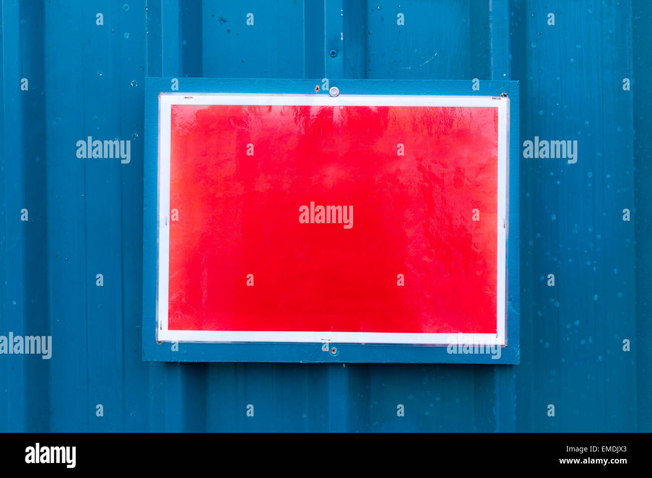 Reflective red notice board on metal background Stock Photo - Alamy