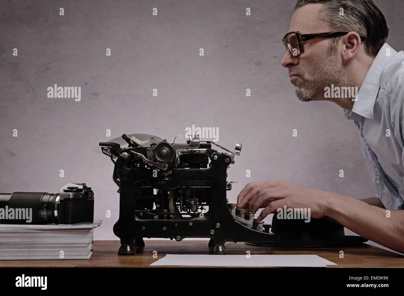 Editor with an old typewriter working Stock Photo - Alamy