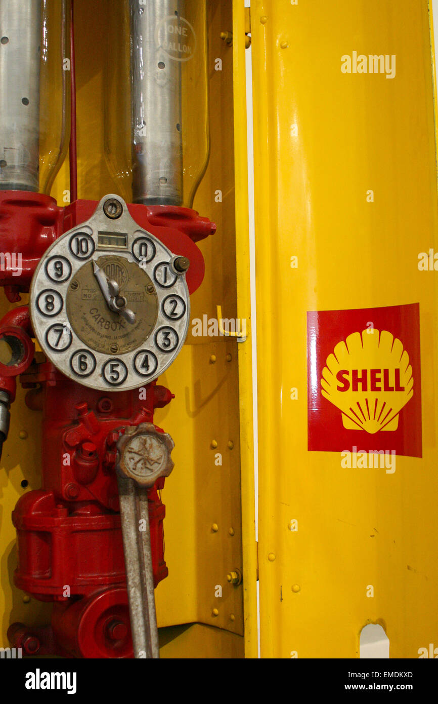 Shell petrol pump hi-res stock photography and images - Alamy