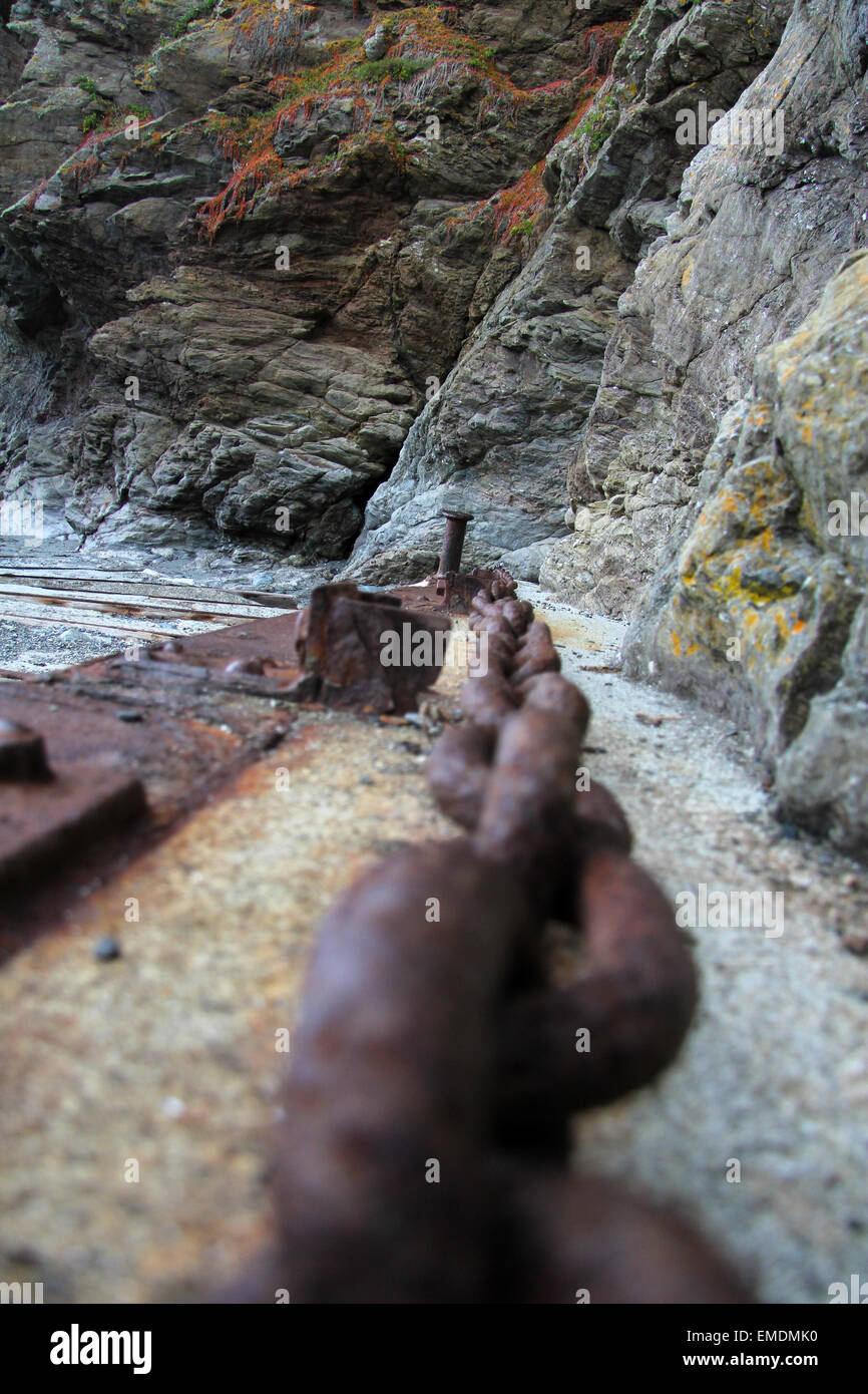 Chain link cliff hi-res stock photography and images - Alamy